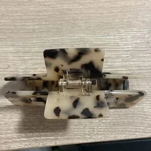 Accessories | Tortoise Shell Style Hair Claw Clip | Poshmark